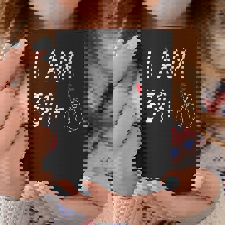 I Am 39 Plus 1 Dedo Medio Para Un 40 Cumpleaños Para Es Cuello Taza de ...