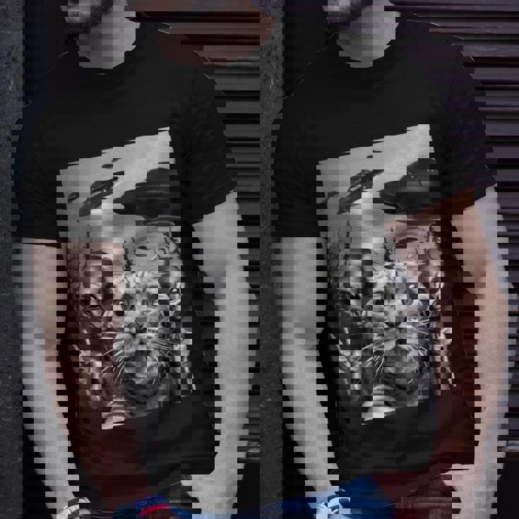 Cat Selfie With Ufos Peace Sign Alien Cat Ufo Invasion T-Shirt | Mazezy