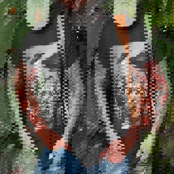 Cat Selfie With Ufos Peace Sign Alien Cat Ufo Invasion T-Shirt | Mazezy